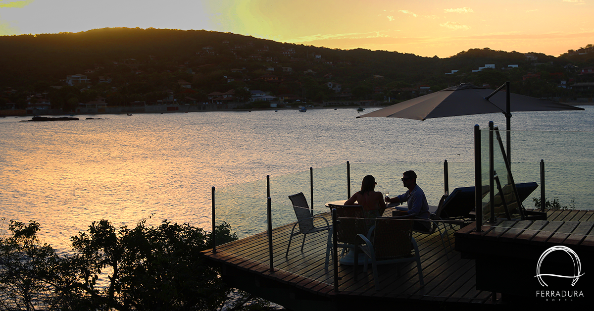 O encanto do pôr do sol em Búzios para quem viaja sem pressa